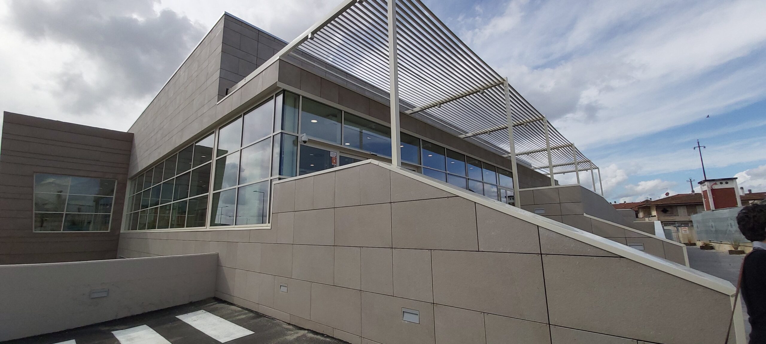 Integrated solutions: combining porcelain stoneware raised floors and ...